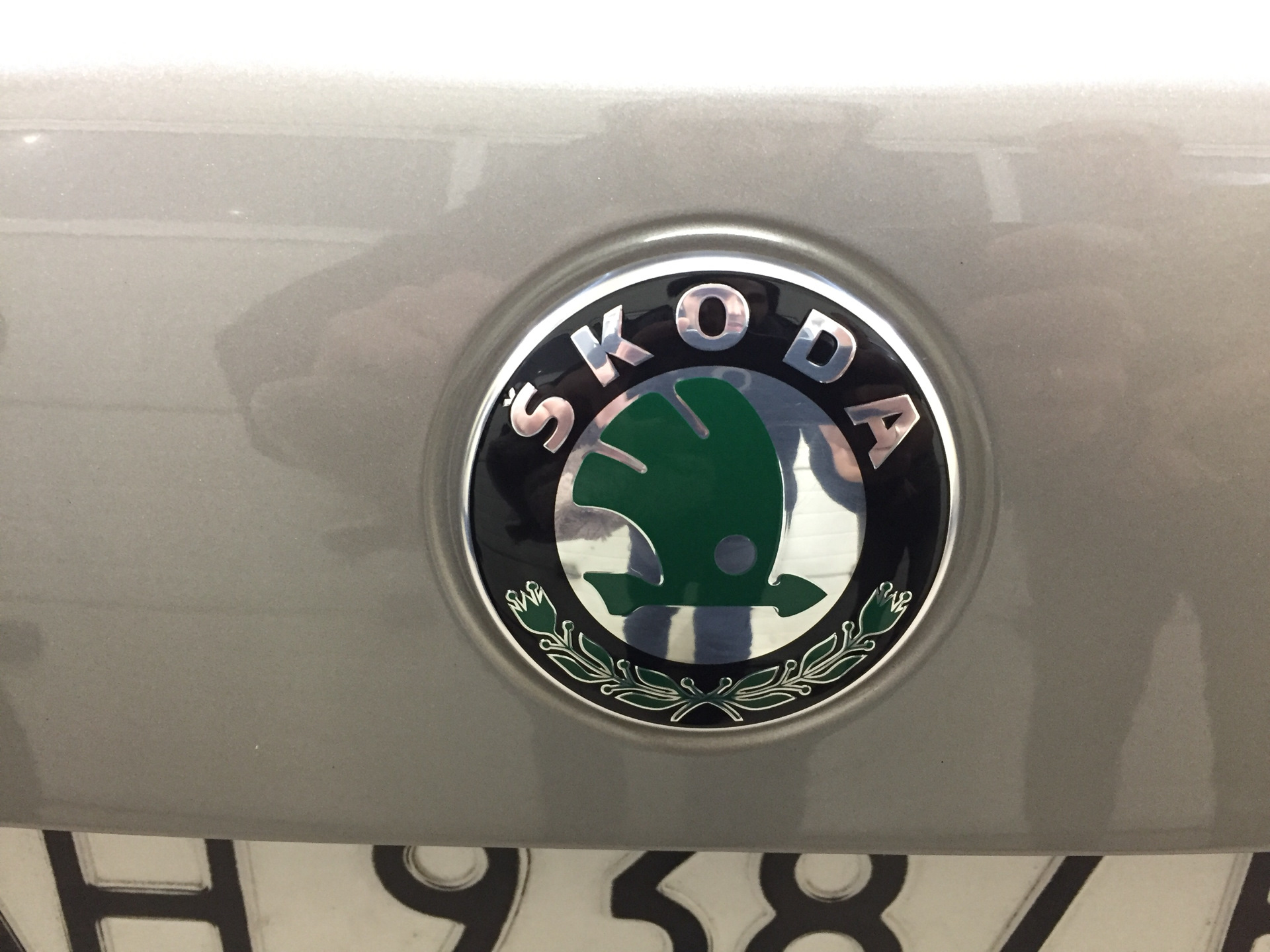 Замена задней эмблемы 1u0853621c — Skoda Fabia Mk2, 1,4 л, 2009 года ...