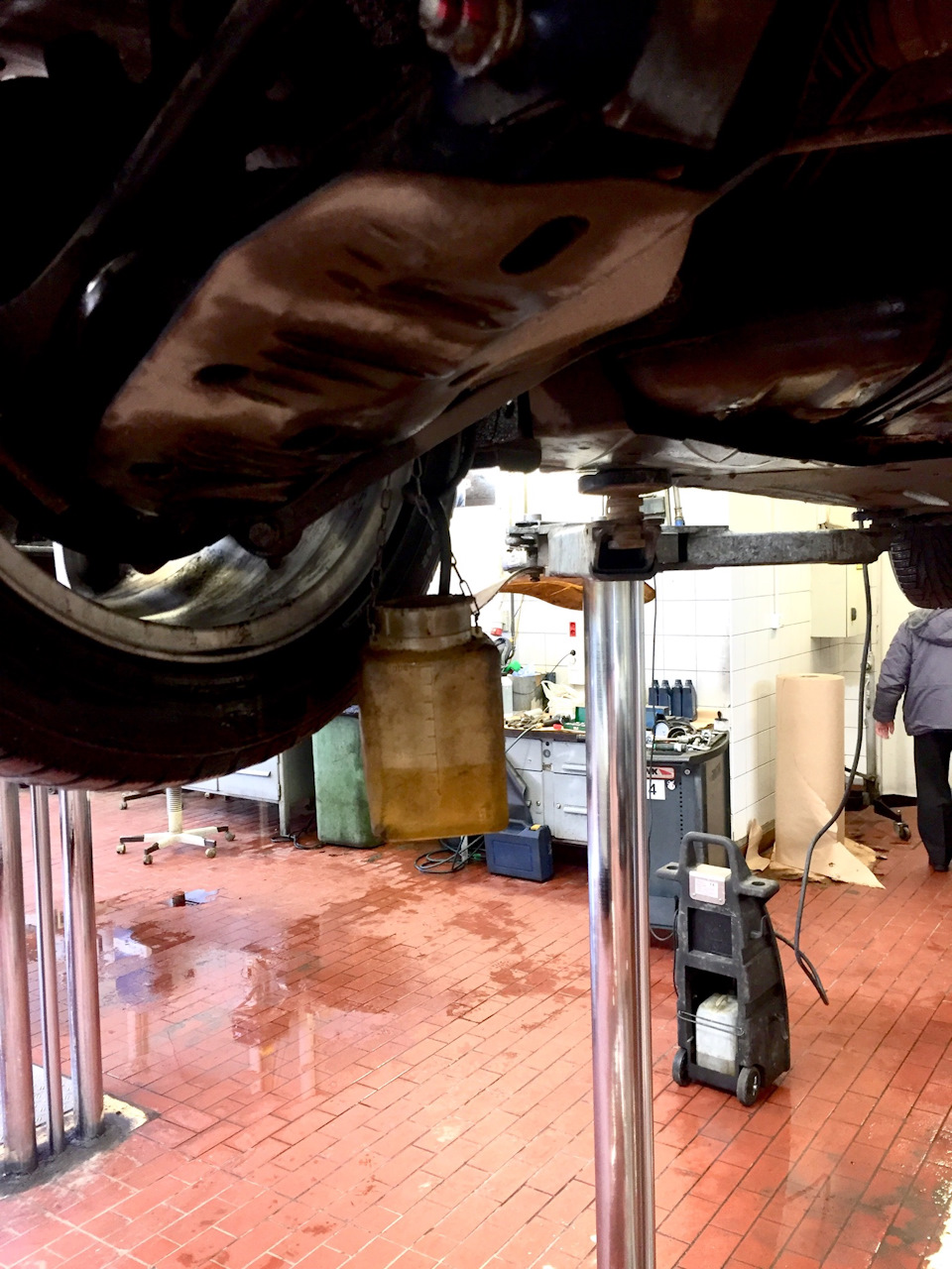 Замена тормозной жидкости BMW F30 — BMW 3 series (F30), 2 л, 2015 года ...