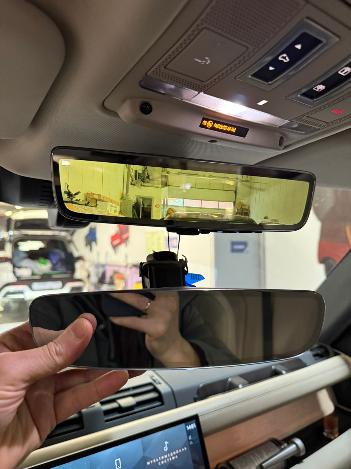 Установка зеркала заднего вида ClearSight — Land Rover Defender (L663 ...