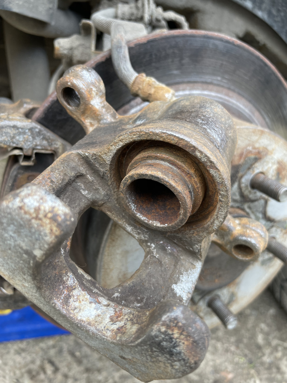 Ремонт заднего суппорта — Nissan Qashqai (1G), 1,6 л, 2010 года ...