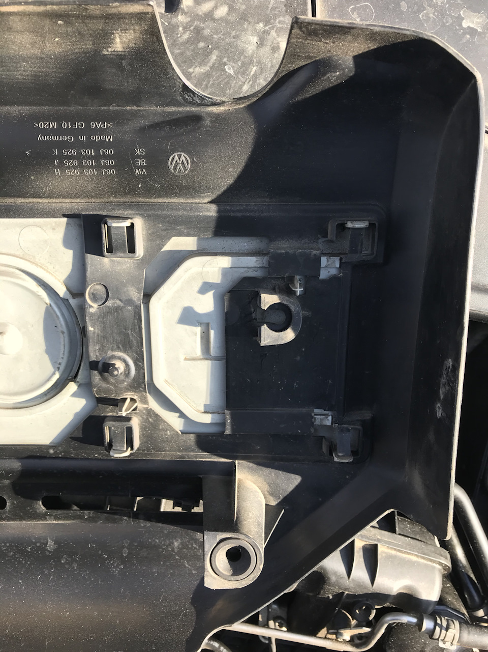 Соединитель декоративной крышки двигателя — Volkswagen Passat B6, 1,8 л ...