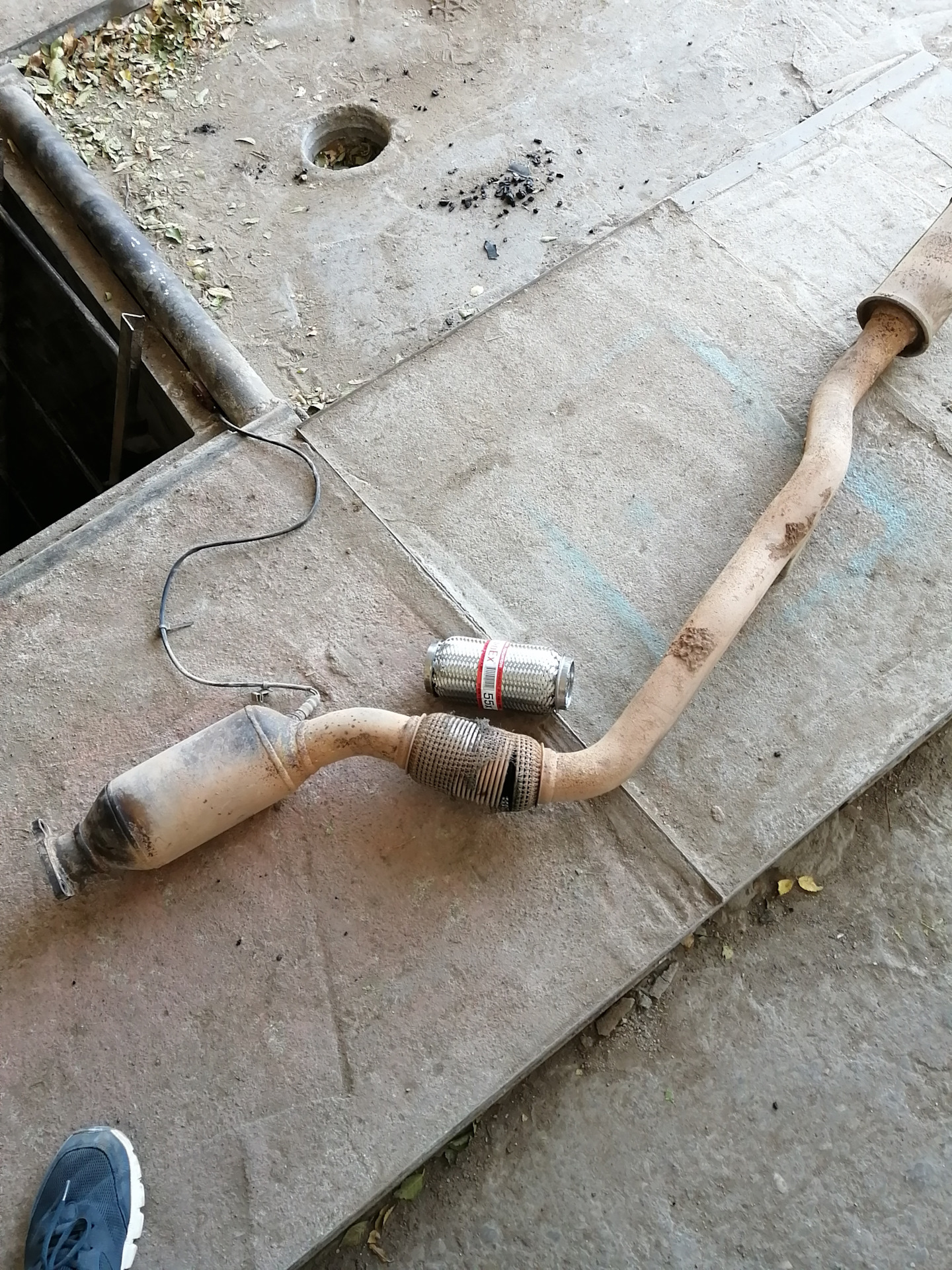 Замена гофры или устранение пердежа — Audi A6 (C6), 3 л., 2009 года ...