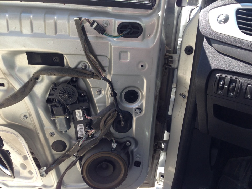 Щелчки при закрывание двери — Renault Scenic III, 2009 года | своими ...