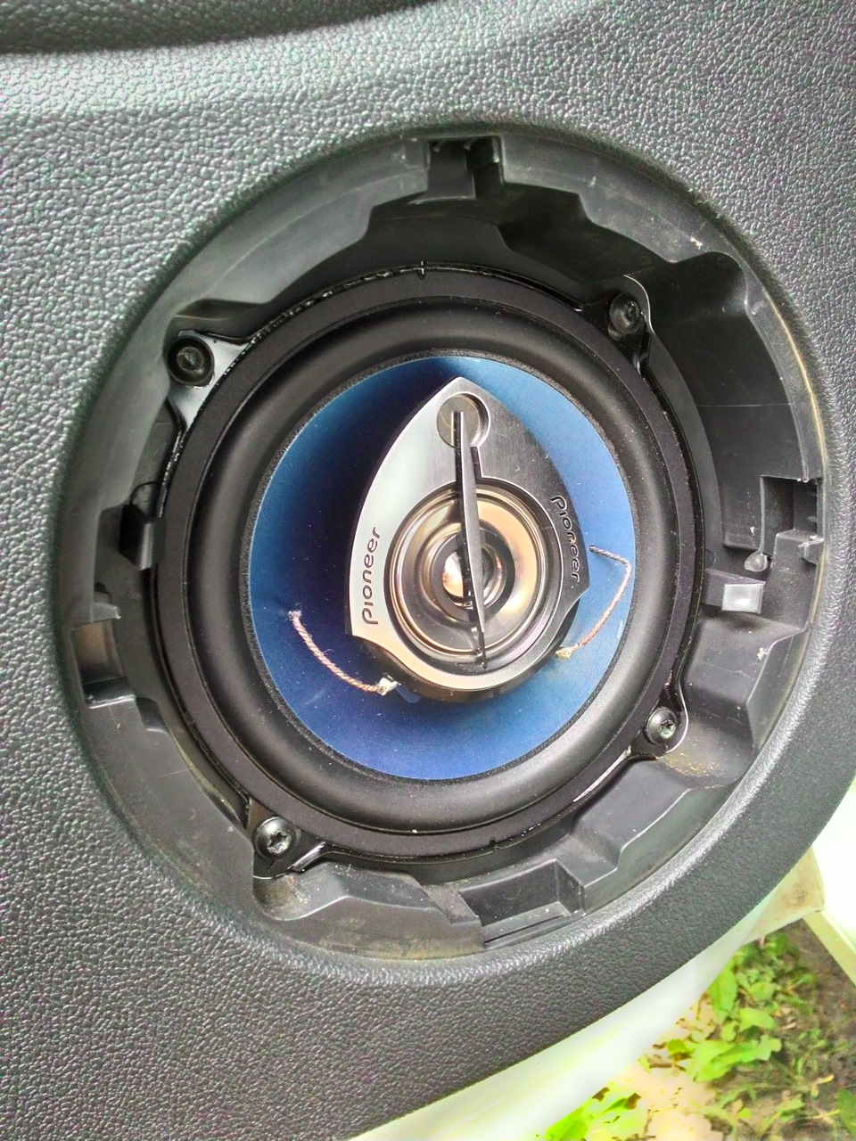 PIONEER TS-1339R в задние двери — Renault Sandero 1G, 1,6 л, 2014 года ...