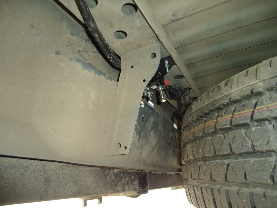 Возвратная пружина заднего борта. — Ford Ranger (3G), 2,5 л, 2012 года ...
