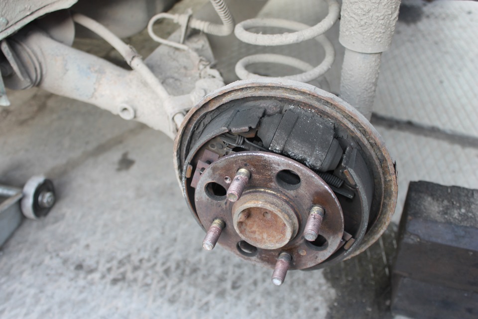 Замена втулок задних амортизаторов — Hyundai Getz, 1,3 л, 2004 года ...