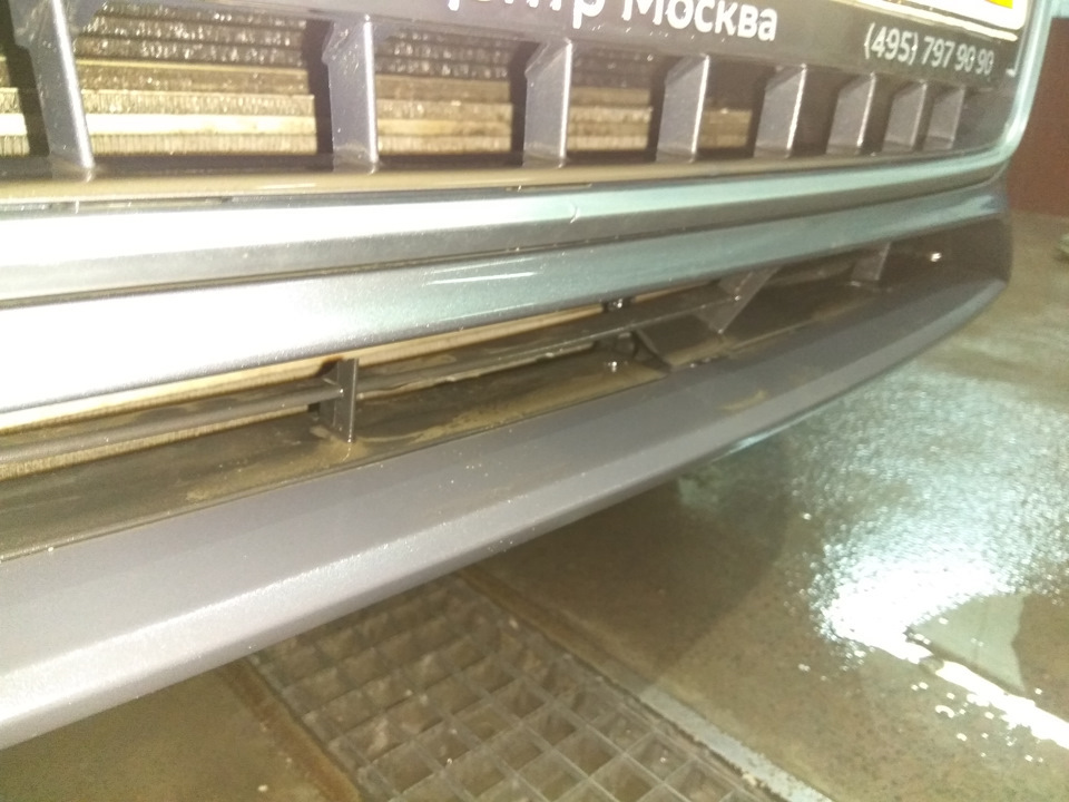 Замена нижней решетки бампера — Audi Q3 (1G), 2 л, 2015 года | своими ...