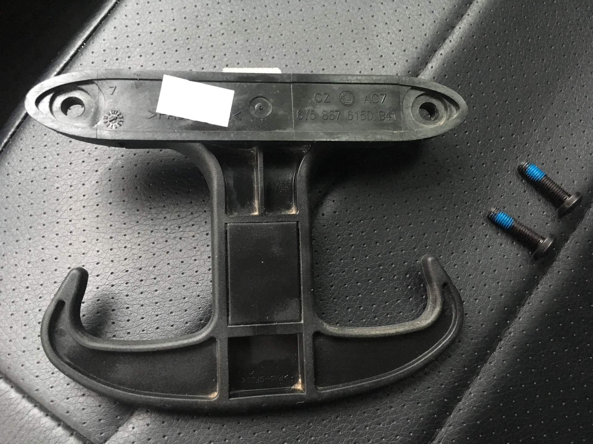 Крючок багажного отделения — Skoda Octavia A5 Mk2, 1,6 л, 2011 года ...