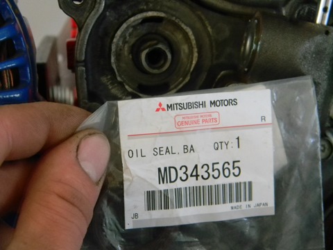 MD343565 САЛЬНИК, БАЛАНСИР.ВАЛА, ПЕРЕДН. ЛЕВ. Mitsubishi | Запчасти на ...