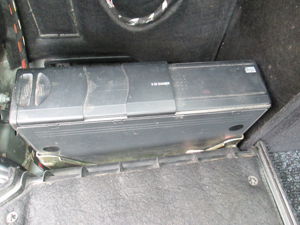 Прикупил СD-чейнджер — BMW 5 series Touring (E39), 2,2 л, 2002 года ...