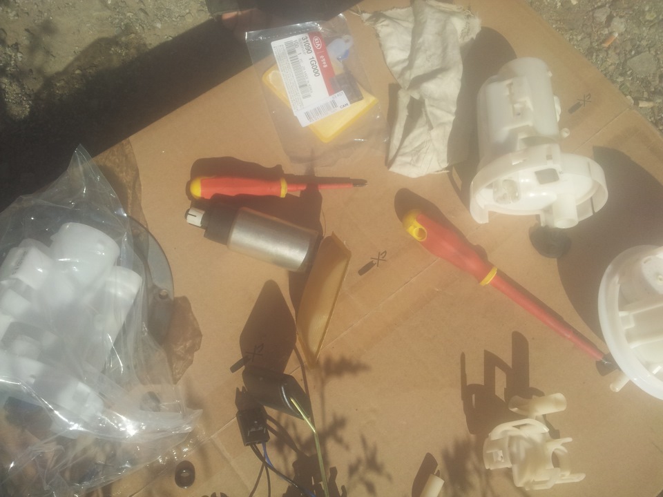 Замена топливного фильтра — KIA Rio (2G), 1,4 л, 2010 года | своими ...