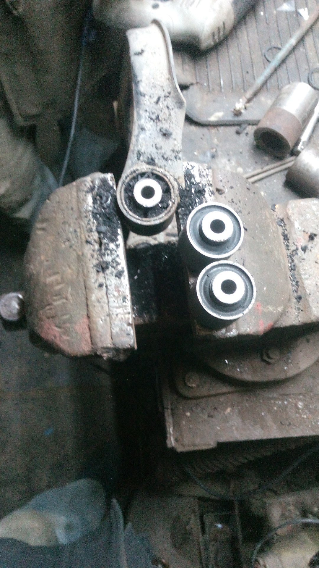 Замена сайлентблоков пер. подвески верхних рычагов+верх. шаровые+втулки ...