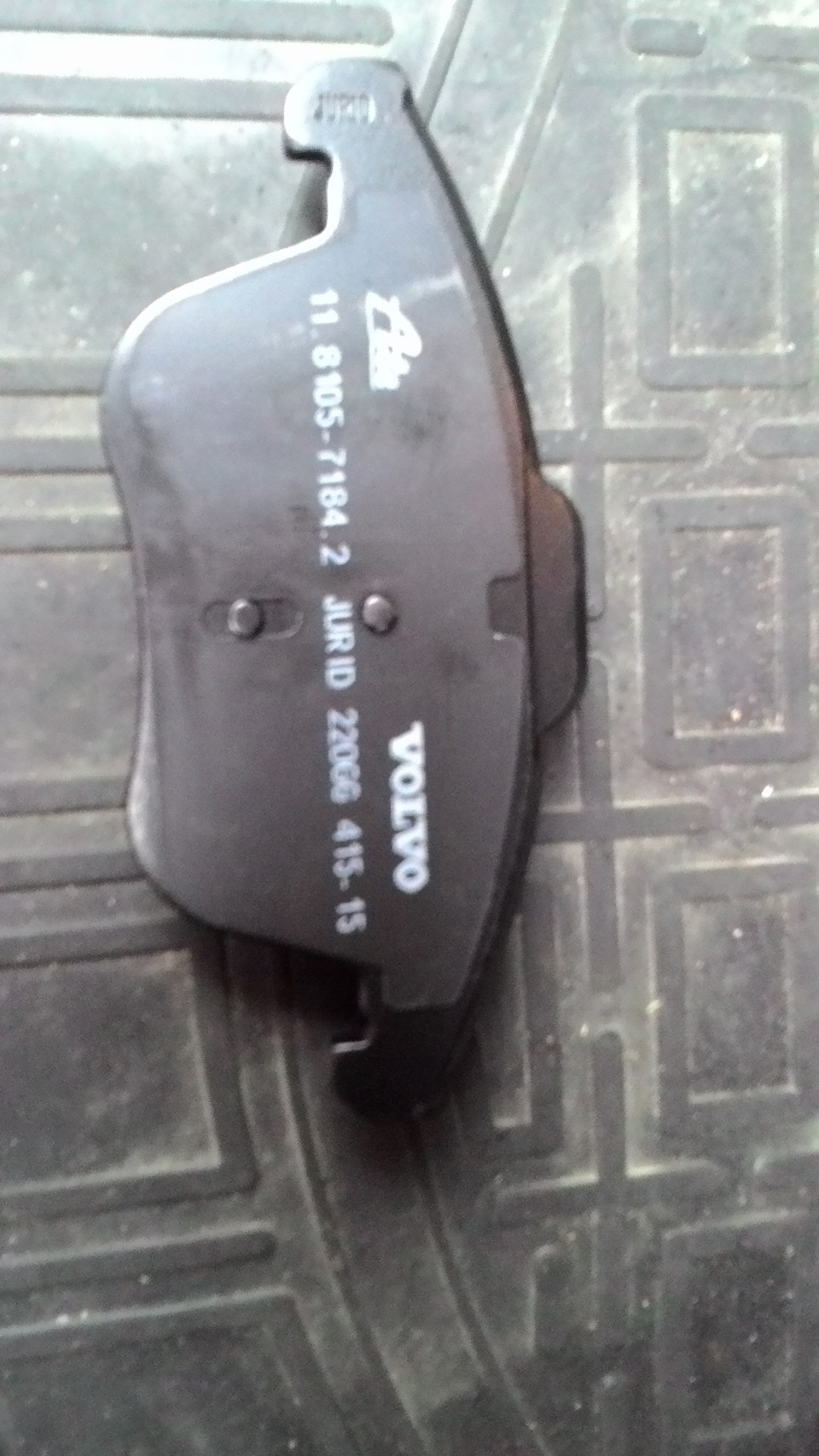 Замена передних тормозов — Volvo S60 (2G), 1,6 л, 2012 года | визит на ...