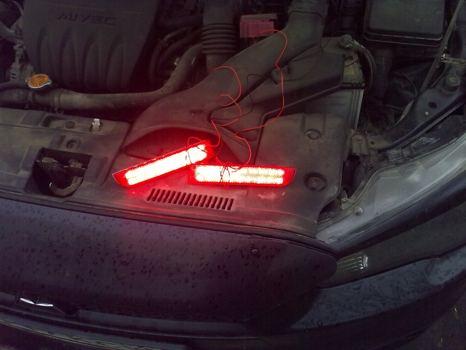 Светящиеся катафоты — Mitsubishi Lancer X, 1,5 л, 2008 года ...