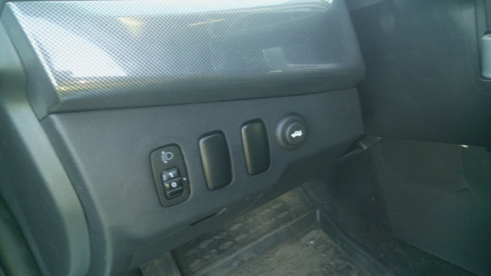 Кнопка открывания багажника — Mitsubishi Lancer X, 1,8 л, 2008 года ...