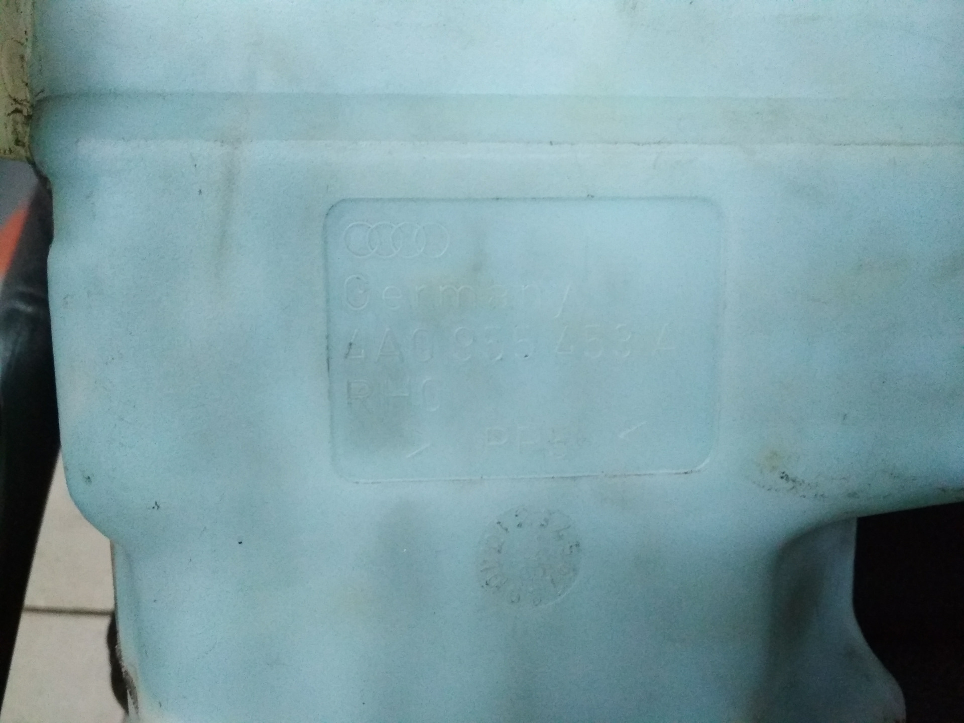 Установка бачка омывающей жидкости на 6,4L — Audi A6 (C4), 2,6 л, 1994 ...