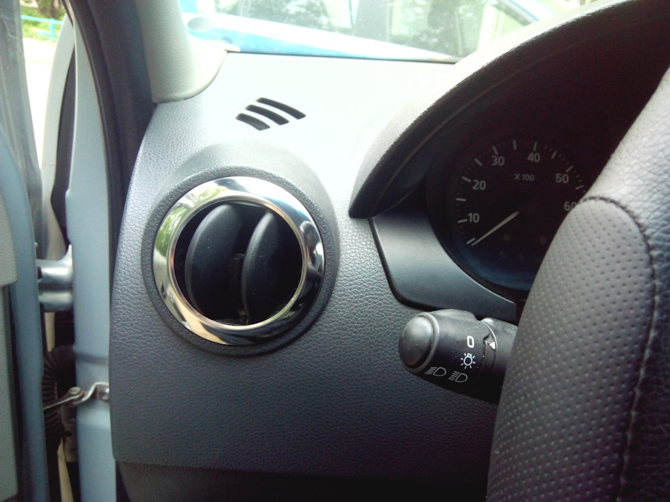 Немного хрома в скучный салон. — Renault Logan (1G), 1,6 л, 2007 года ...