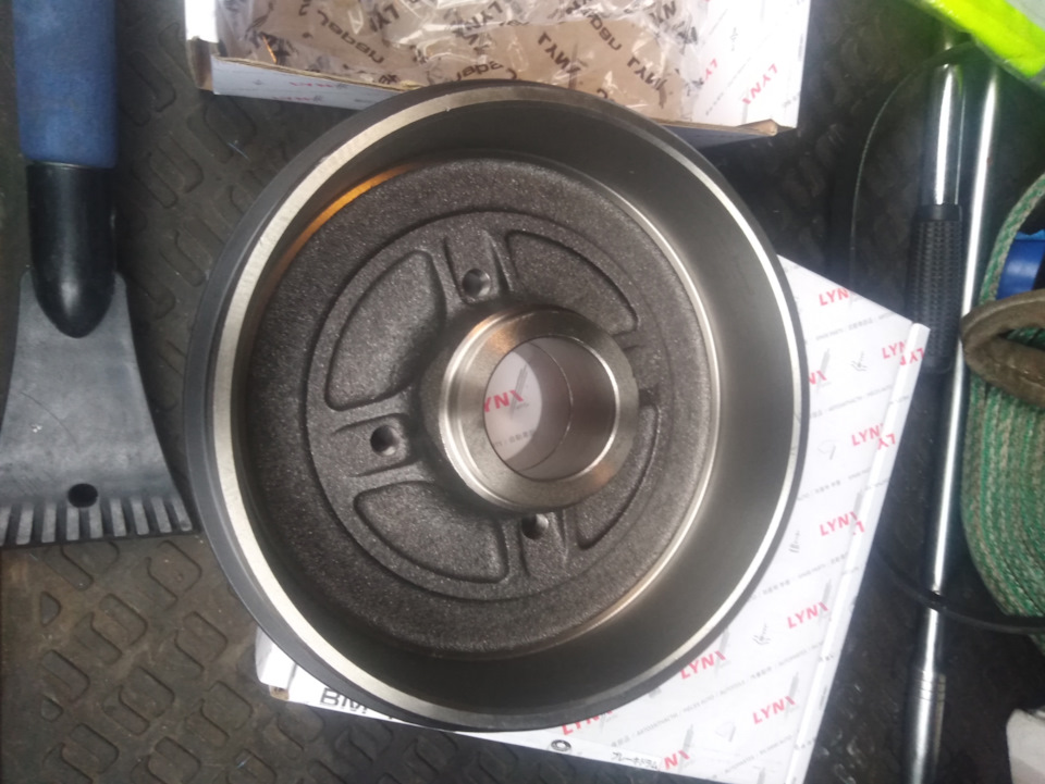 Замена барабанов — Renault Logan (1G), 1,6 л, 2011 года | своими руками ...