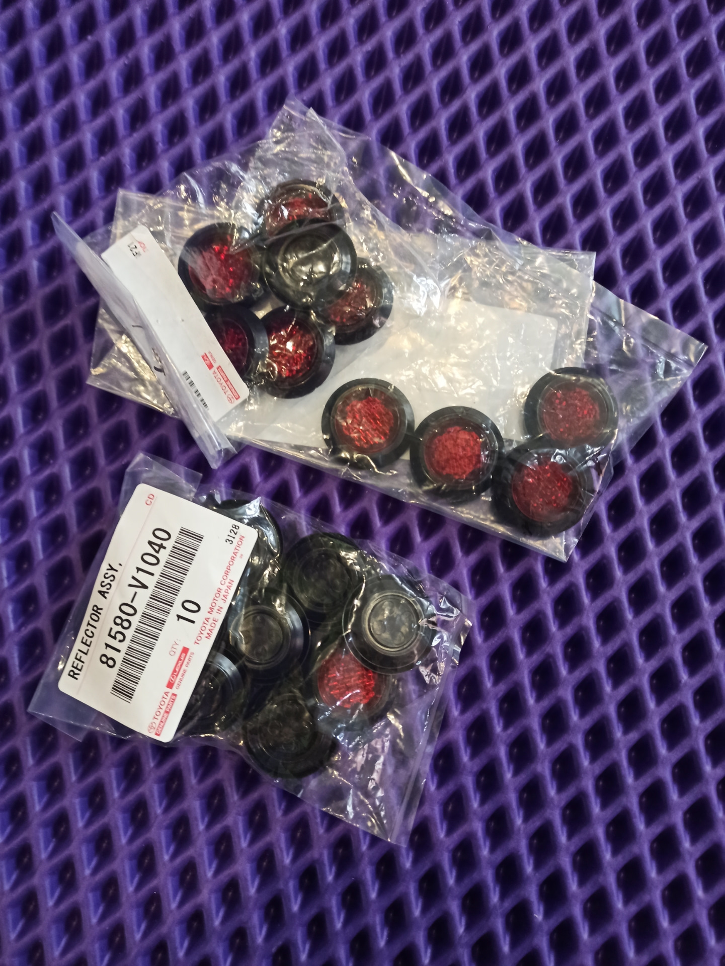 РАСПРОДАНЫ — Оригинальные светоотражающие заглушки в двери Toyota 81580 ...