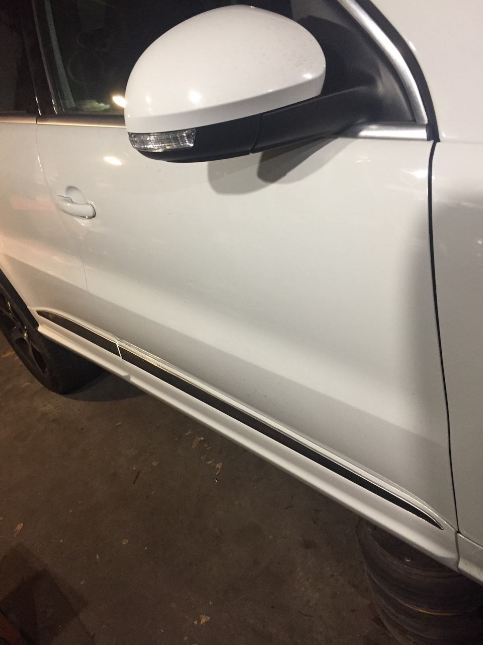 Золотые молдинги — Volkswagen Tiguan (1G), 2 л, 2014 года | кузовной ...