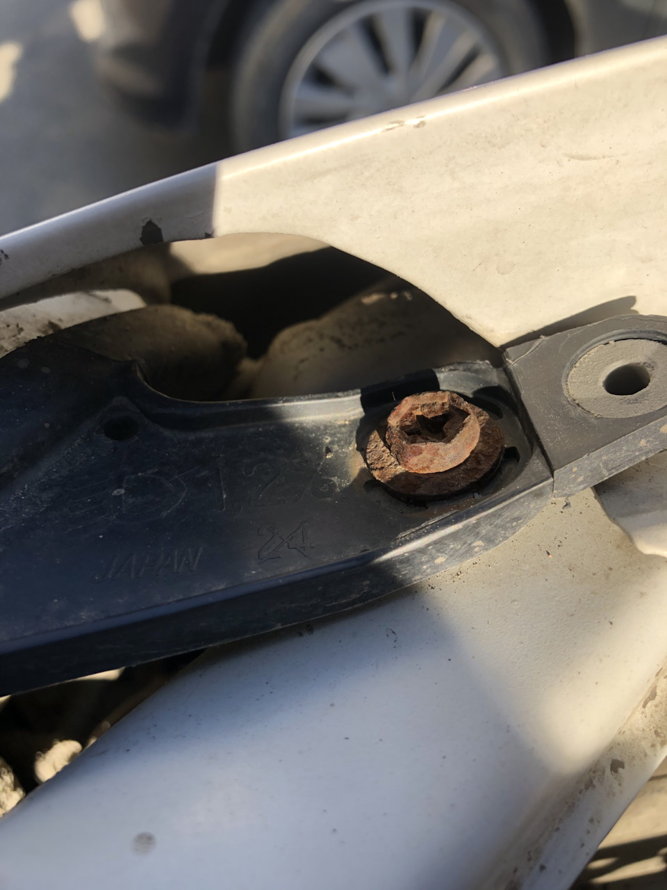 Замена подкрылков и защиты двигателя. — Toyota Vitz (10), 1 л, 2000 ...