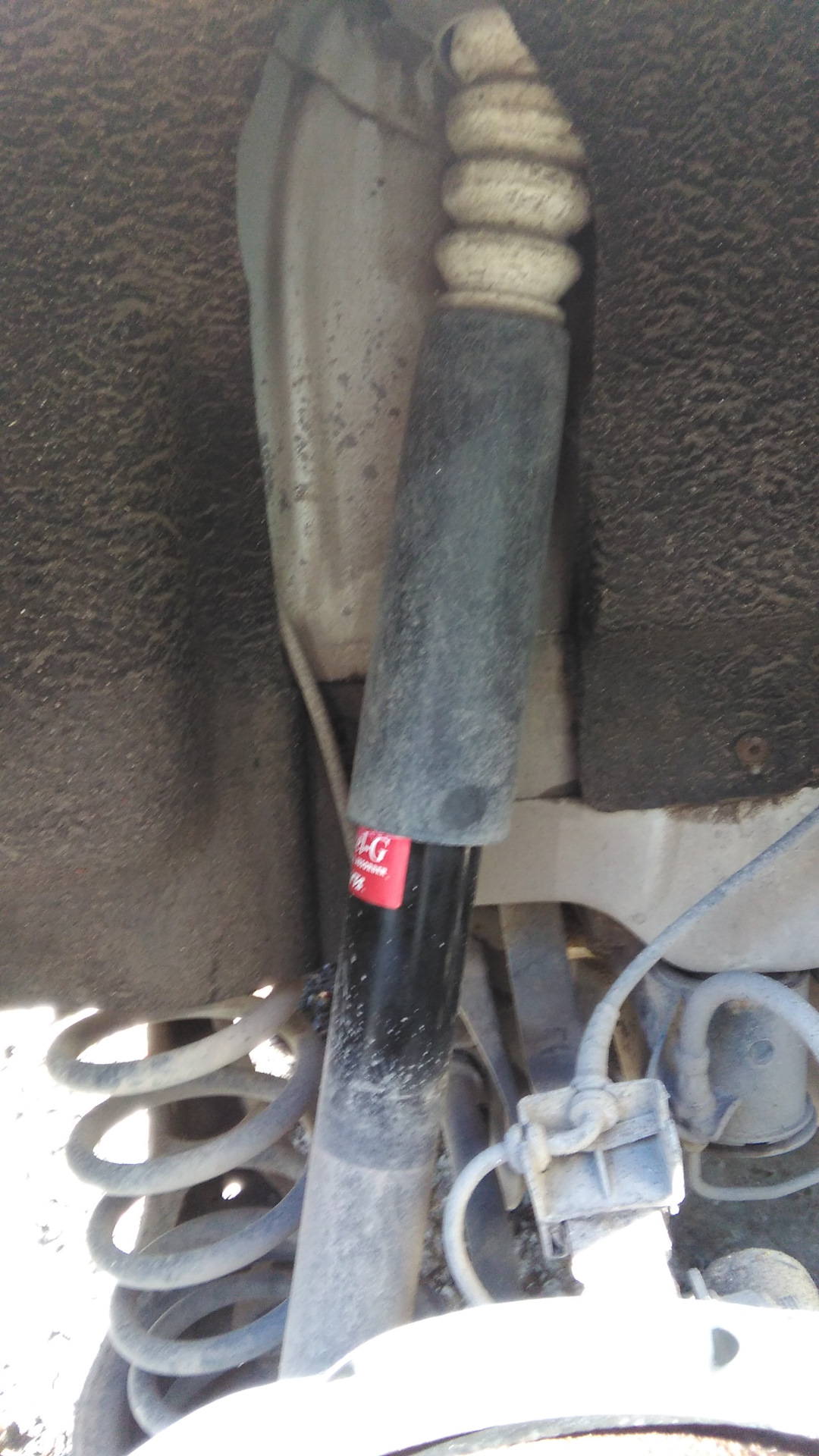 Замена задних амортизаторов — Volkswagen Passat B6, 2 л, 2008 года ...