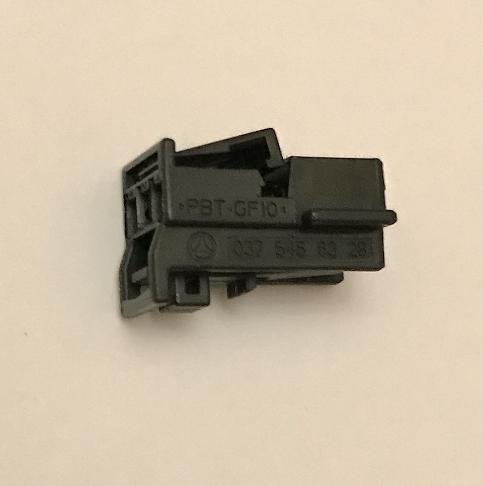 A0375456328 Корпус штек. гнезда Mercedes | Запчасти на DRIVE2