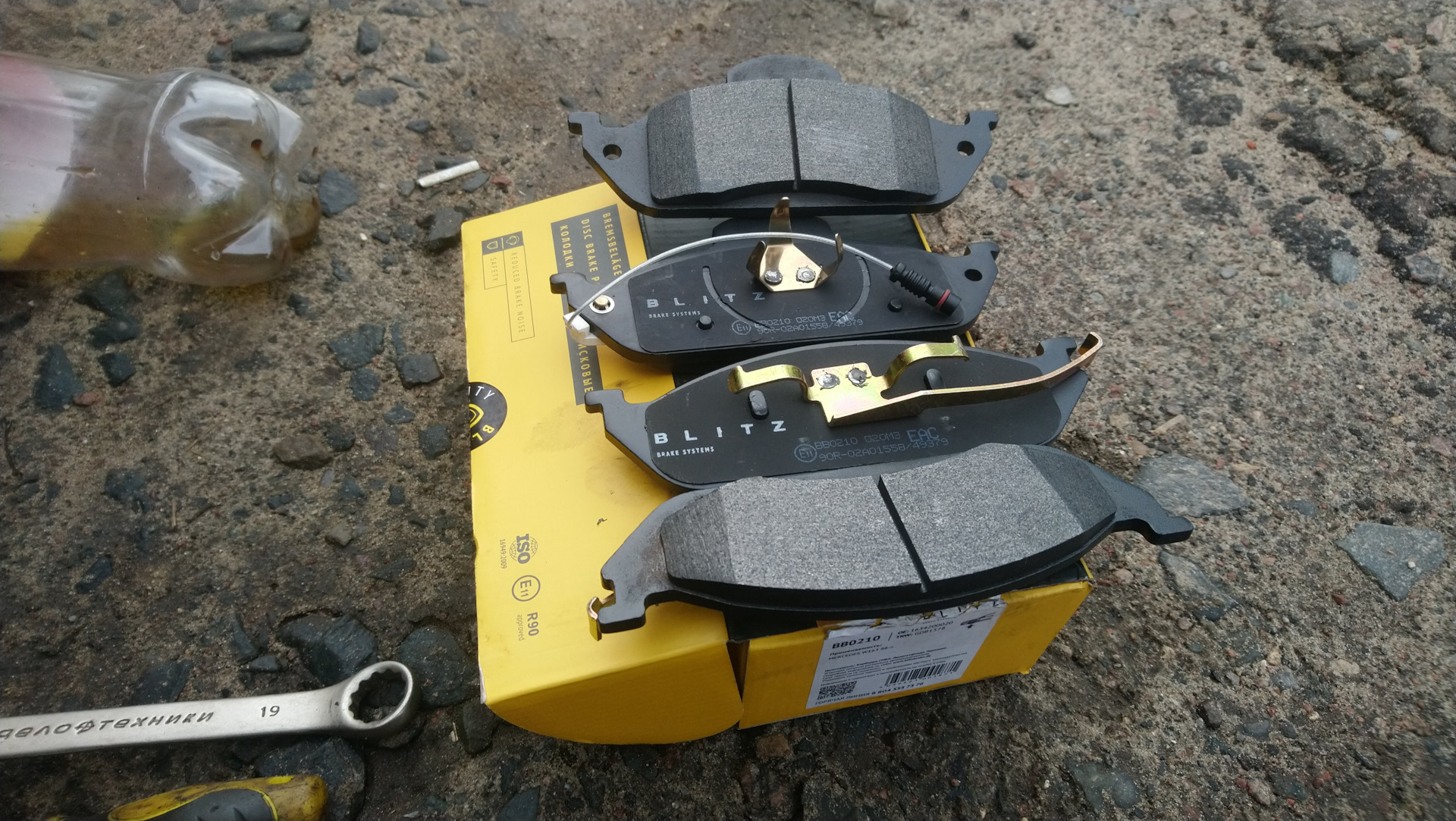 Передние колодки и переборка суппорта — Mercedes-Benz M-Class (W163), 2 ...