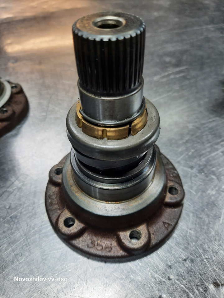 Вал с фланцем 5-ст. МКПП 02T409344 / 02T409343 на Skoda Fabia Mk3 ...