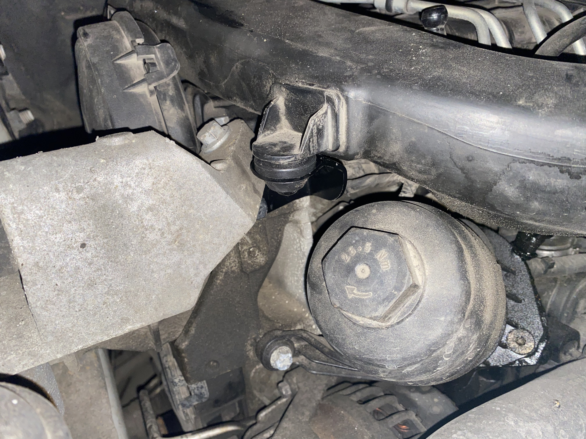 Устраняем течь патрубка вентиляции картерных газов. — Volvo XC60 (1G ...