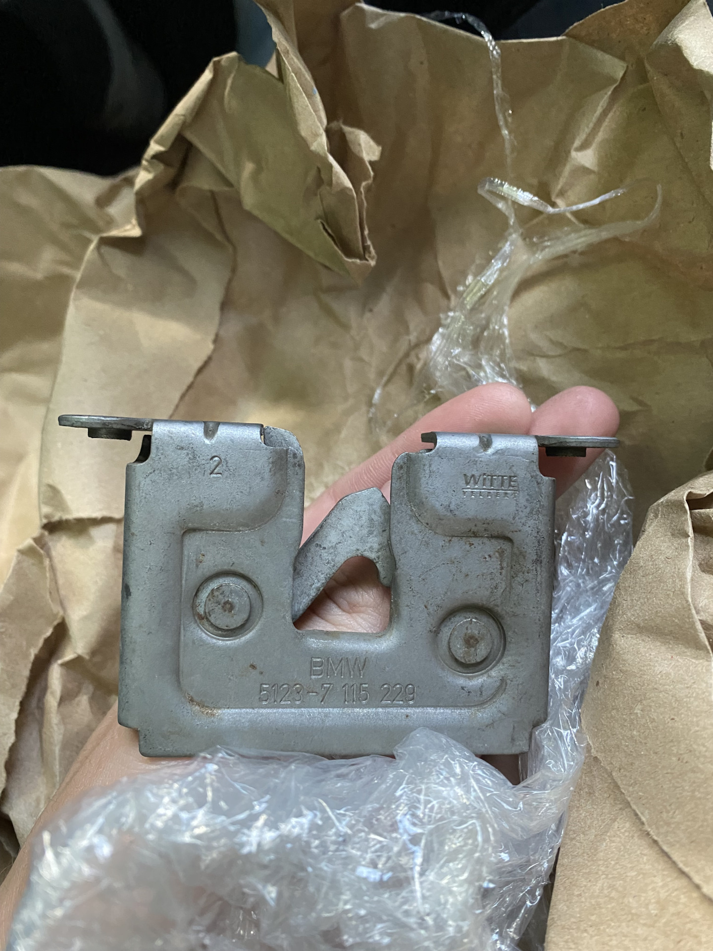 5. Замена замка и тросика капота — BMW 1 series (E81/E87), 1,6 л, 2011 ...