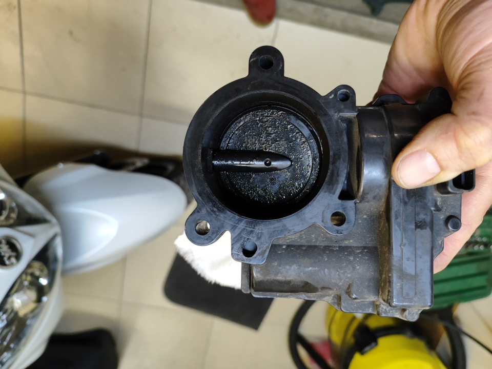 Чистка дроссельной заслонки — Peugeot 308 (1G), 1,6 л, 2010 года ...