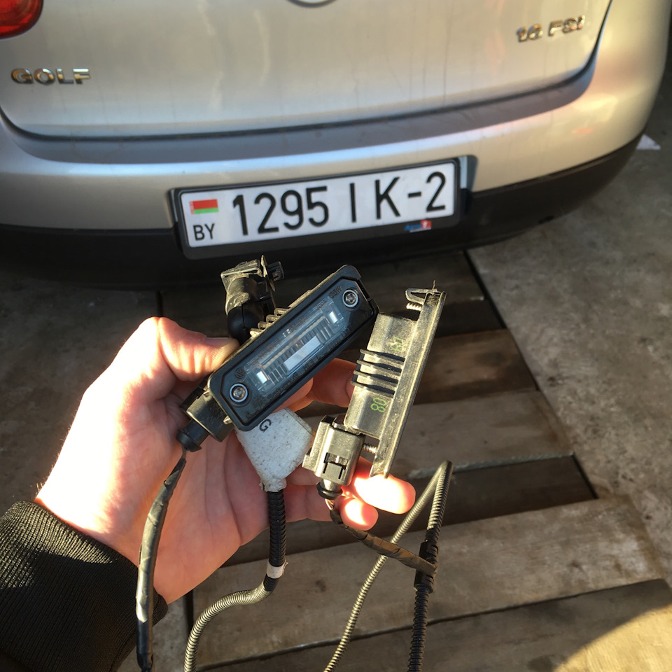5. Замена подсветки номера — Volkswagen Golf Mk5, 1,6 л, 2003 года ...