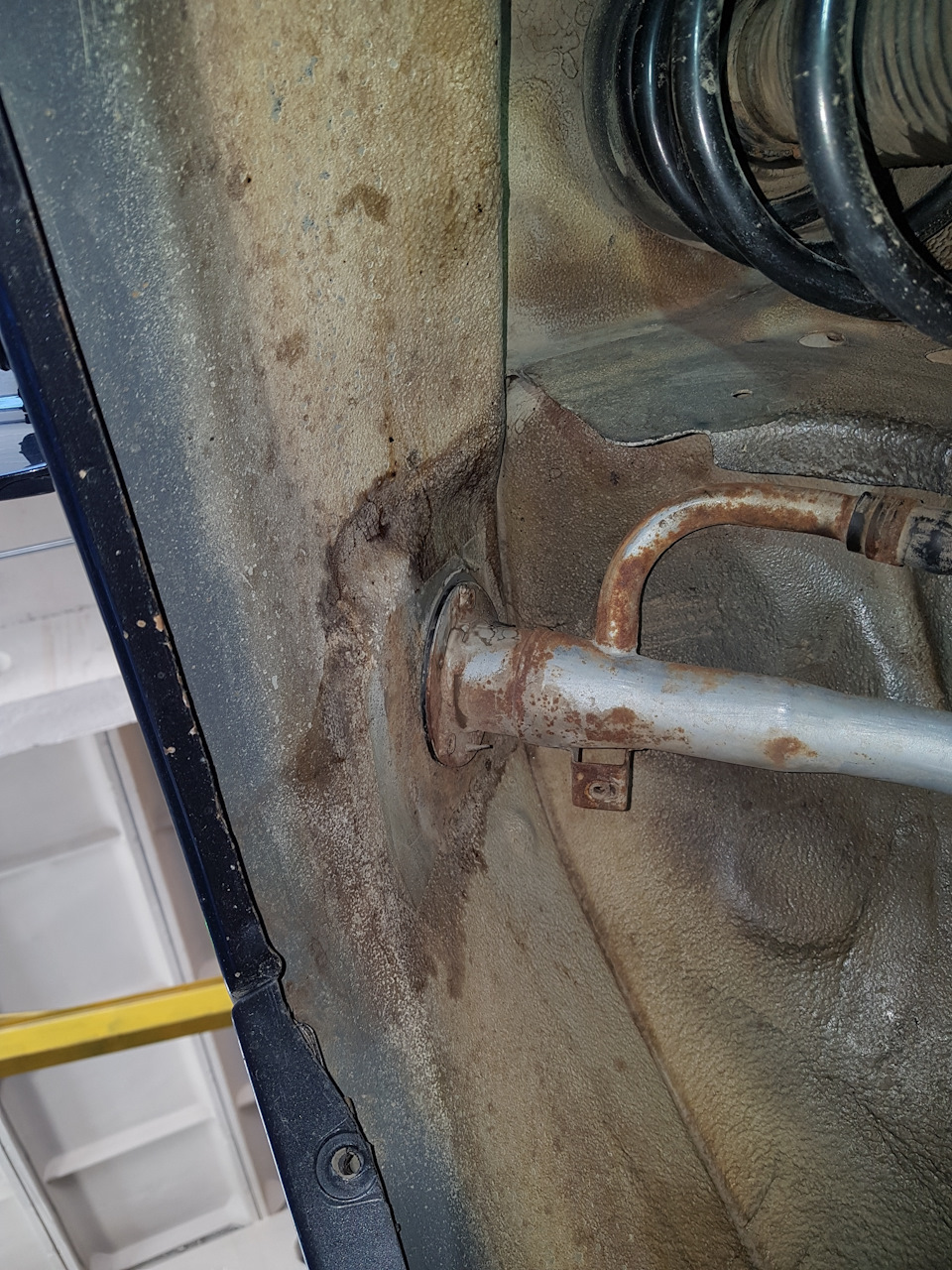 Обработал антикором боди950 задние арки. — Subaru Forester (SG), 2 л ...