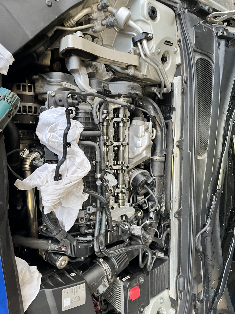 Замена прокладки клапанной крышки — Volvo V60 (2G), 2 л, 2018 года ...