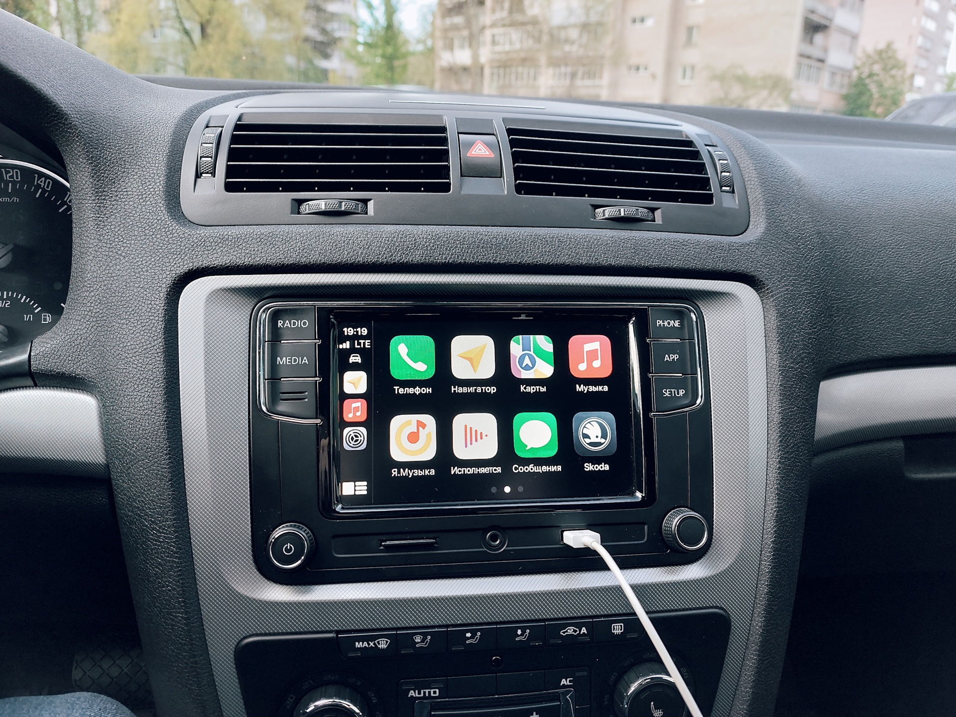 Amundsen vs RCD330 Plus — Skoda Octavia Combi A5 Mk2, 2 л, 2013 года ...