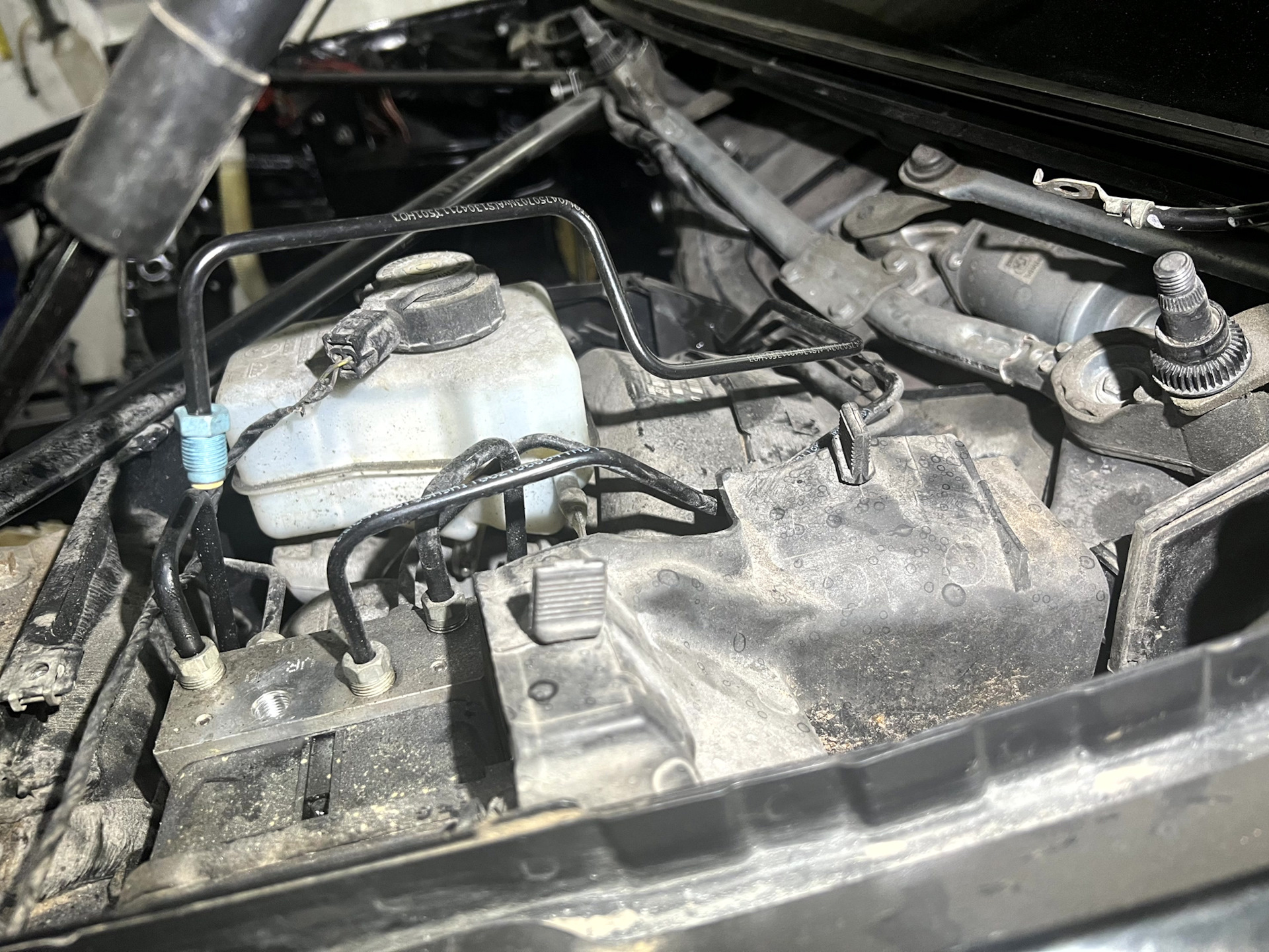 Замена передней тормозной магистрали, шланга омывателя фар — BMW 3 ...