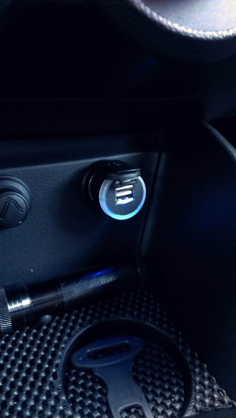 И все тоже внимание к мелочам. Адаптер USB. — KIA Rio (3G), 7,4 л, 2013 ...