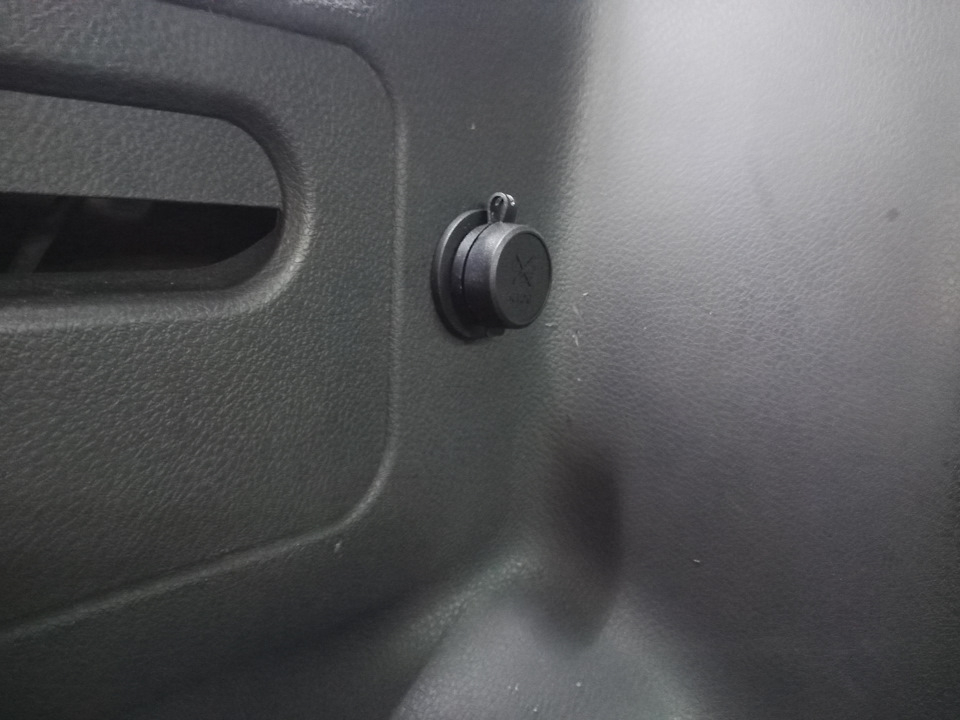 прекуриватель в багажник — Nissan Terrano III, 2 л., 2014 года ...