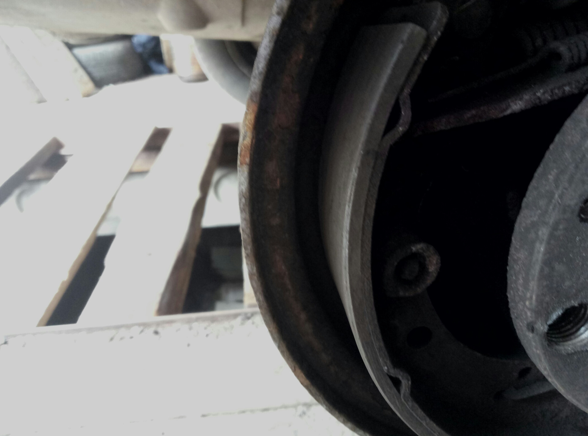 Замена задних тормозов — Skoda Fabia Combi Mk1, 1,2 л, 2007 года ...