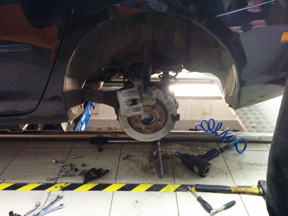 Замена задних ступичных подшипников — Mazda 3 (1G) BK, 2 л, 2008 года ...