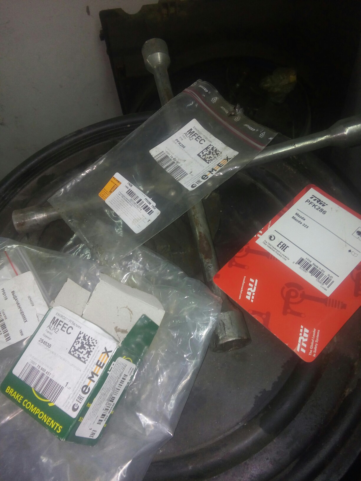 Доделал тормоза. Все, теперь спереди все новое. — Mazda 323 IV, 1,6 л ...