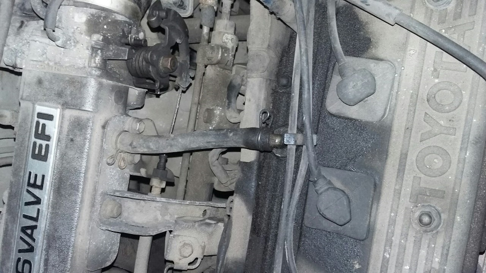 Задняя левая стойка и клапан вентиляции клапанной крышки — Toyota ...