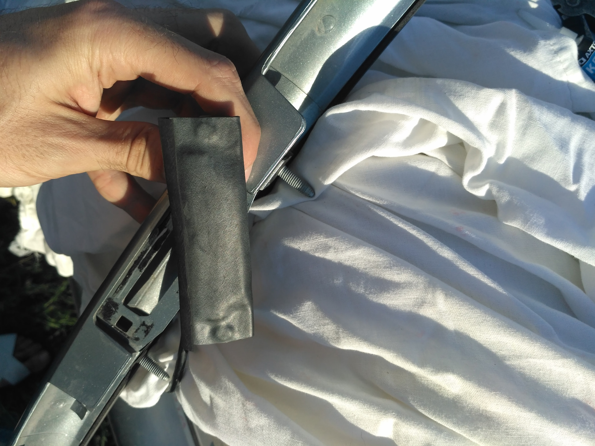 Бюджетная замена резинки кнопки багажника — Toyota Avensis II, 1,8 л ...