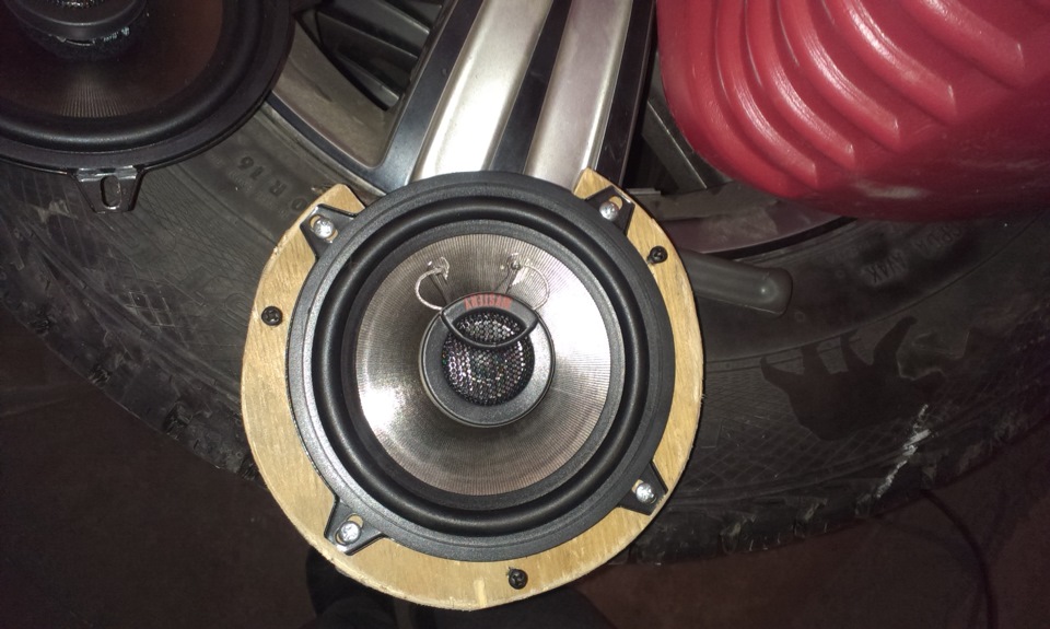 Приколхозил 13см-е динамики — Suzuki Jimny (1G), 1,3 л, 1998 года ...