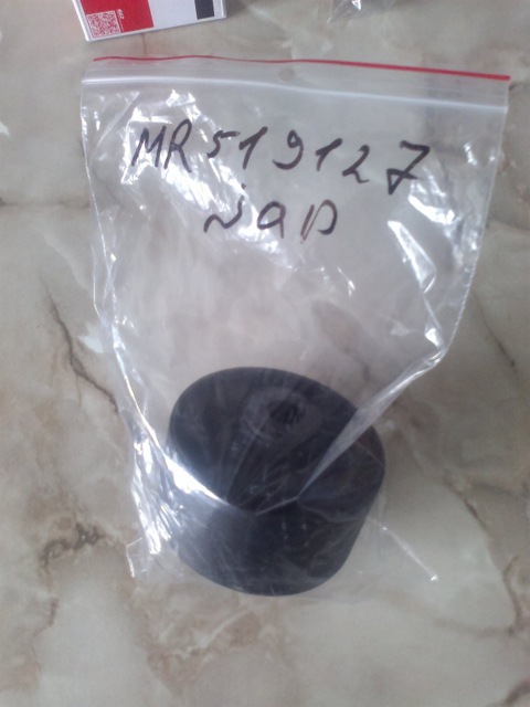 MR519127 Сайлентблок передний заднего продольного рычага MMC AIRTREK 01 ...