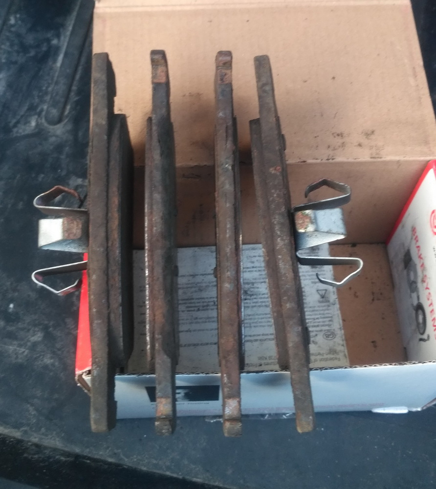 Замена передних тормозных колодок — Renault Logan (2G), 1,6 л, 2018 ...