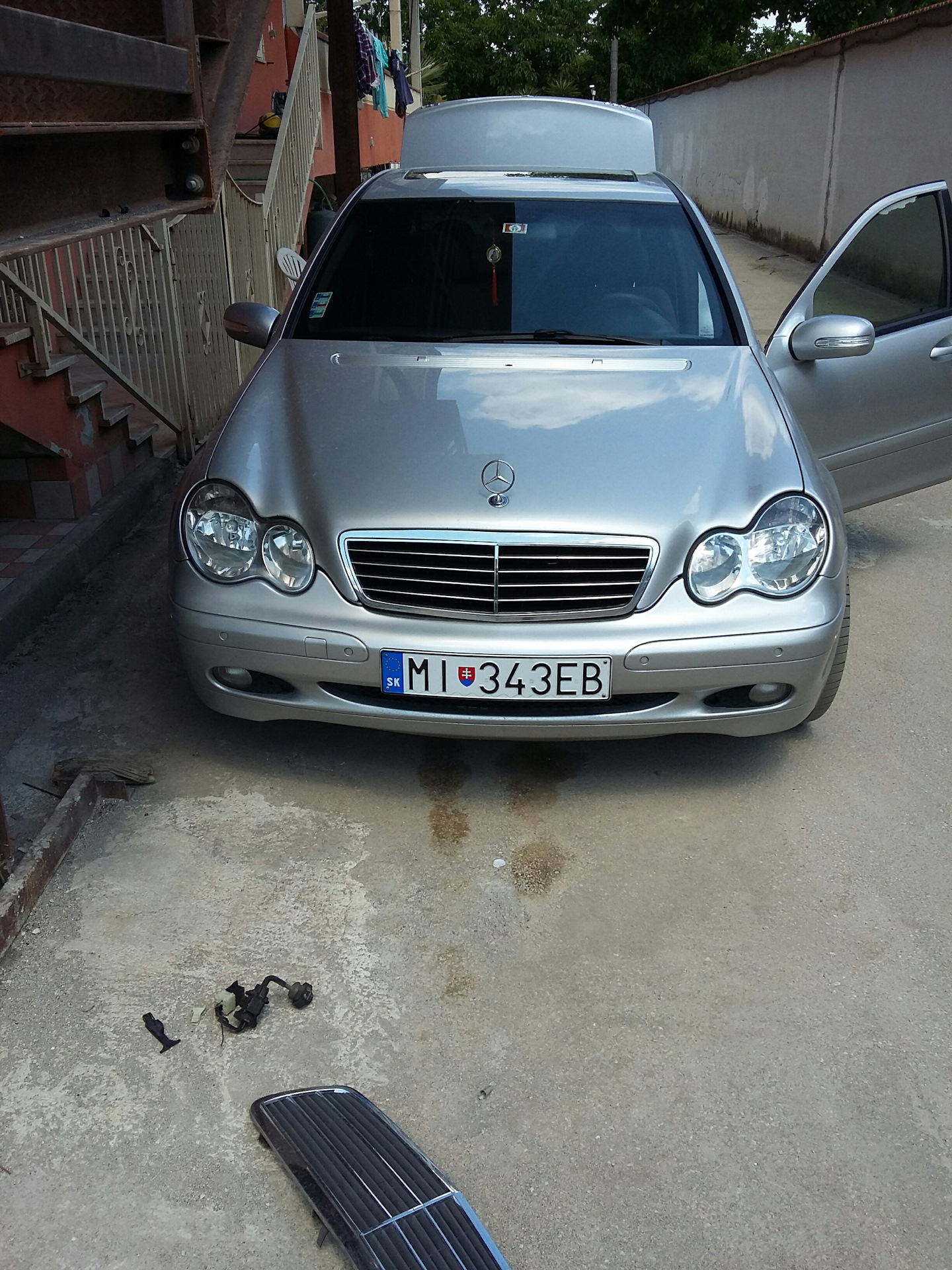 Замена решетки на Авангард — Mercedes Benz C Class W203 2 2 л 2002