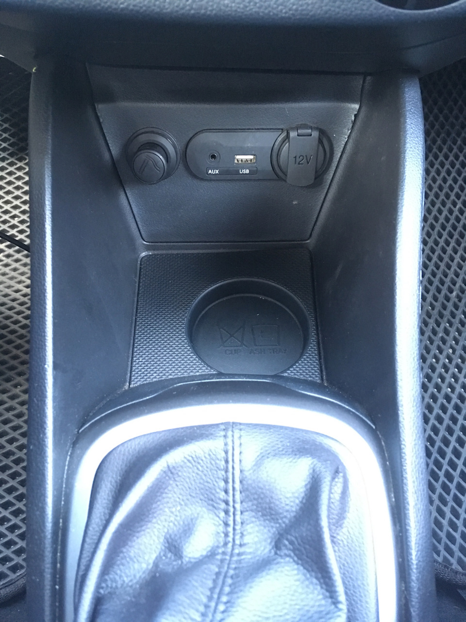 AUX и USB — KIA Rio (3G), 1,4 л, 2016 года | аксессуары | DRIVE2