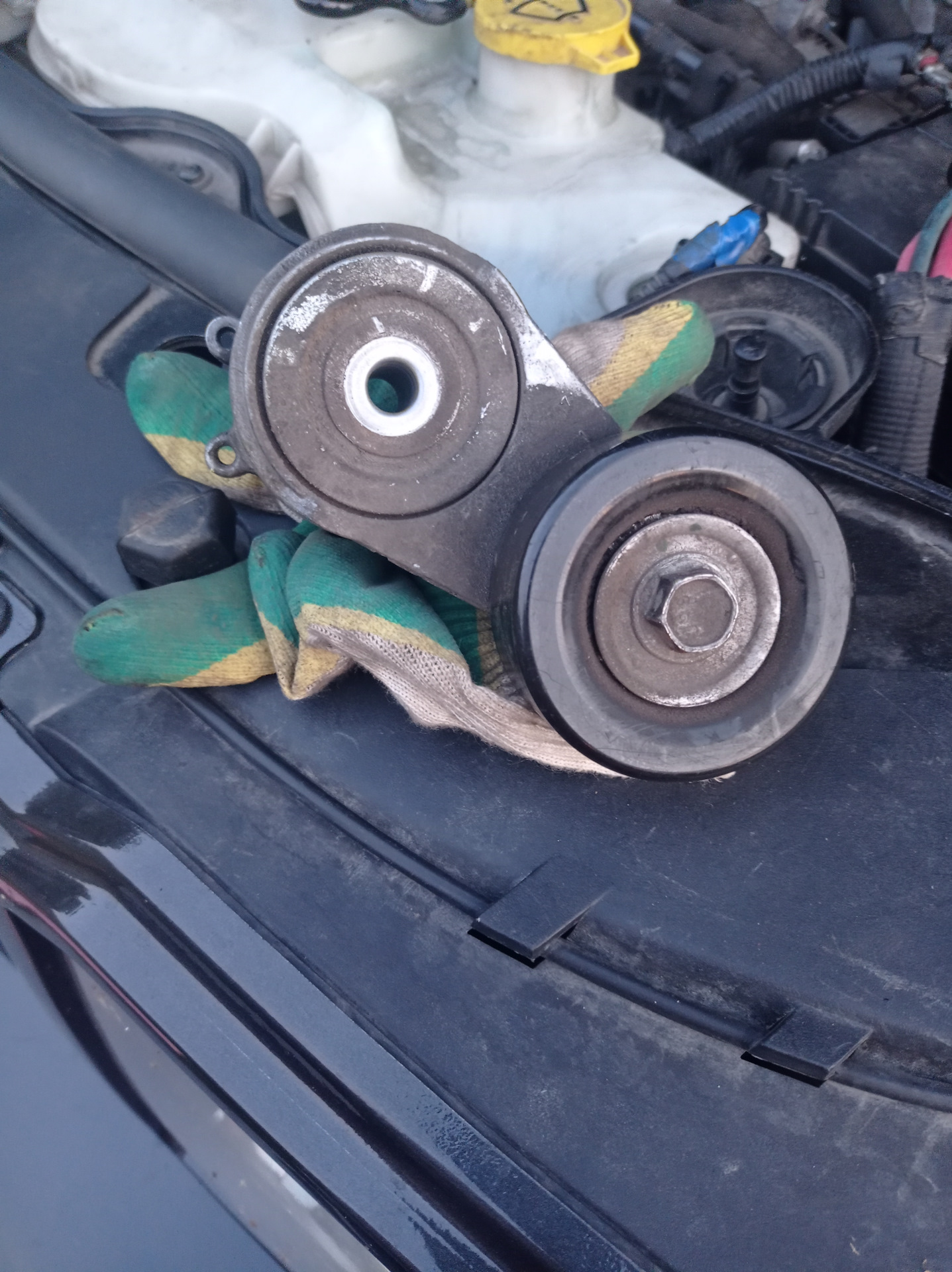 Замена натяжителя ремня — Jeep Cherokee (KK), 2,8 л, 2011 года | своими ...